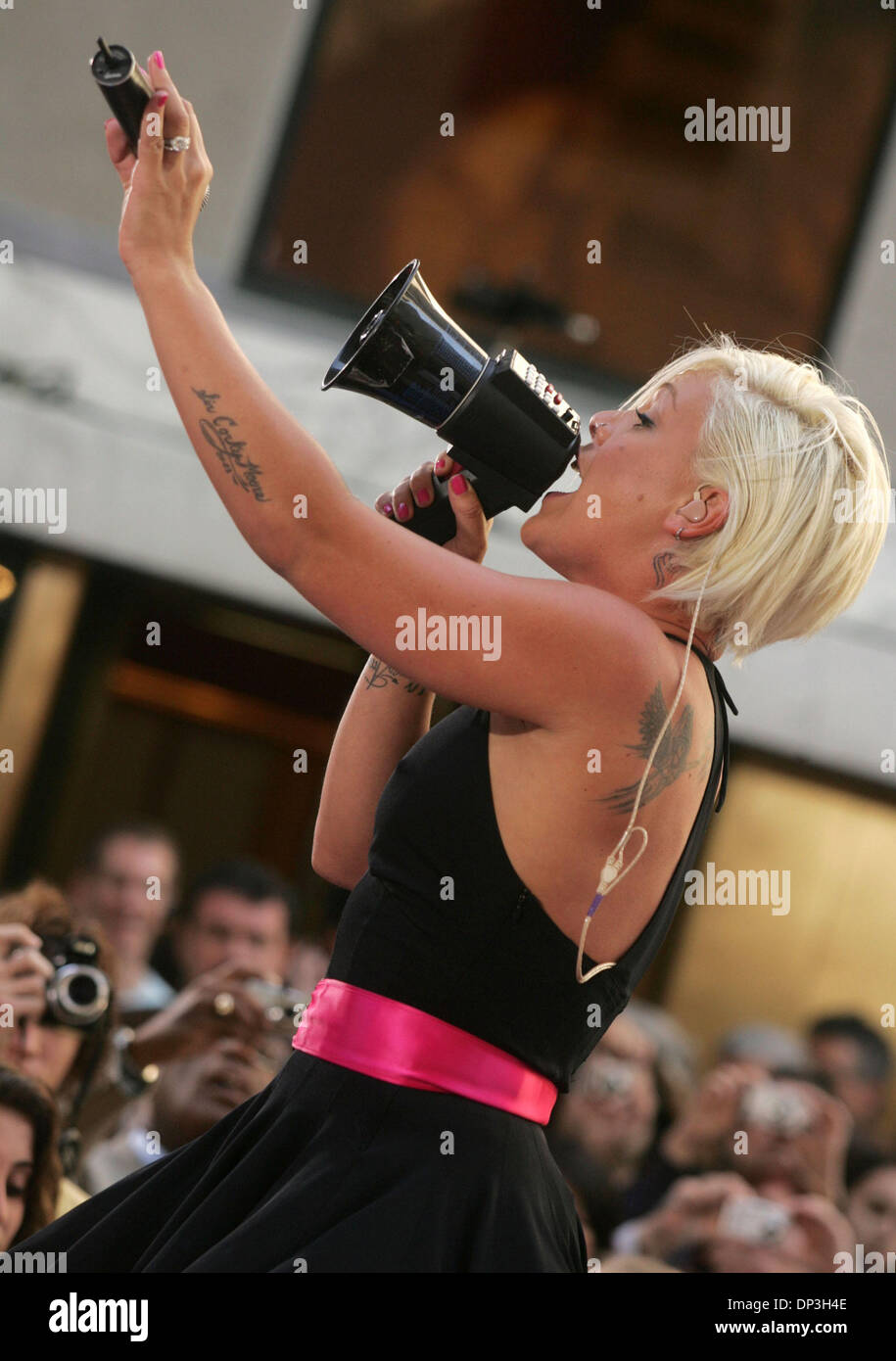 Jul 07 2006; New York, NY, USA; Singer PINK performs on the 'Today ...