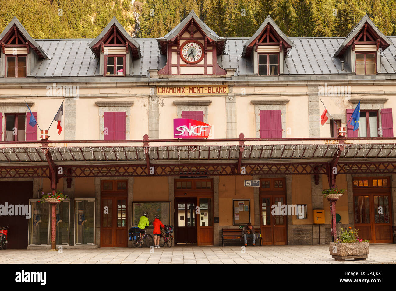 French station clock hi-res stock photography and images - Alamy