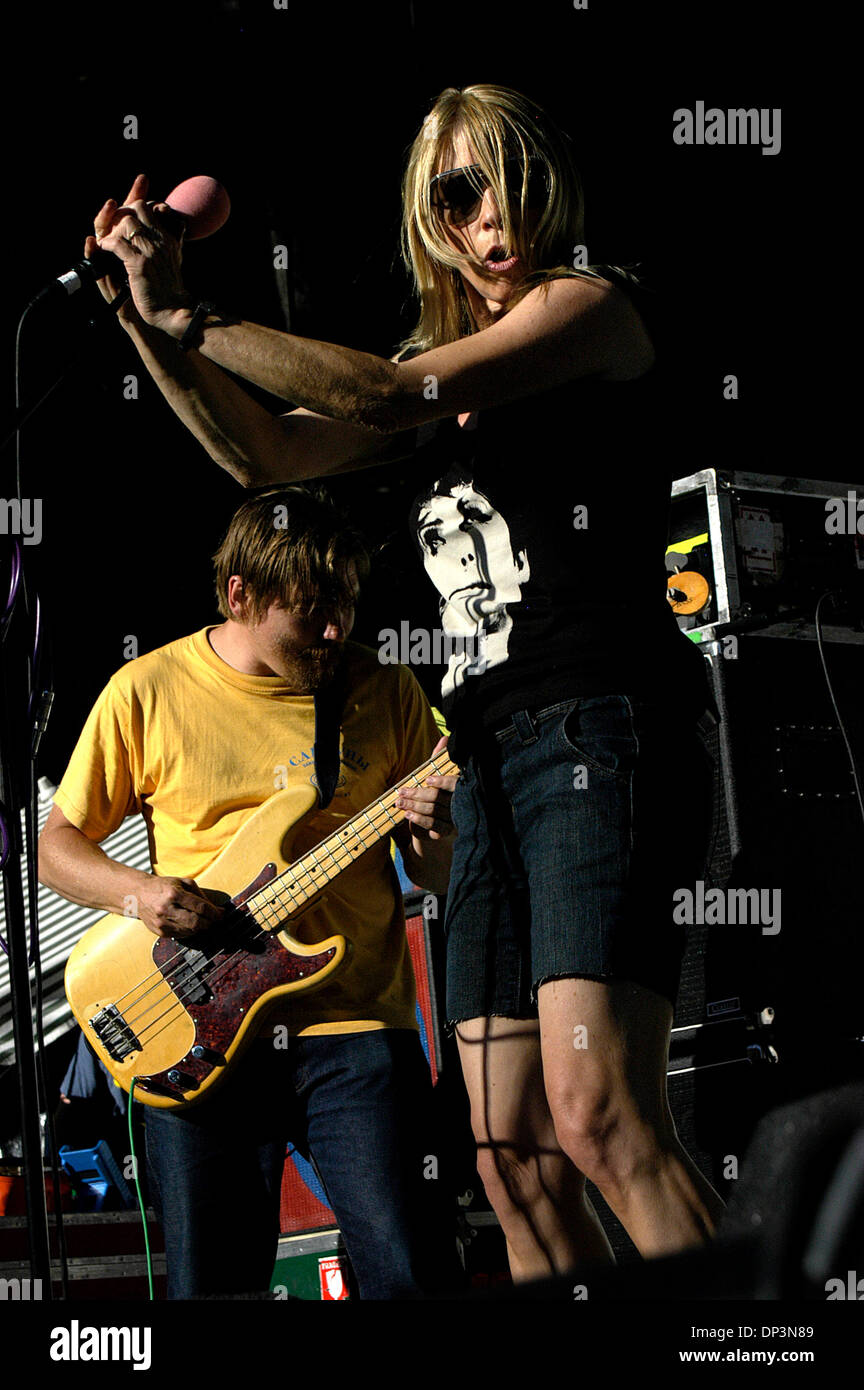 Kim gordon sonic youth hi-res stock photography and images - Alamy