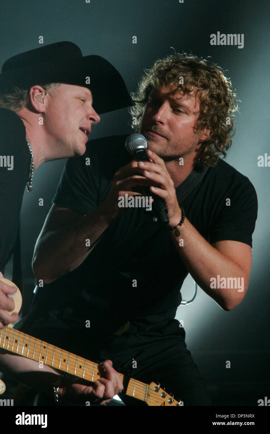 Jul 14, 2006; New York, NY, USA; Musician DIERKS BENTLEY performing at ...
