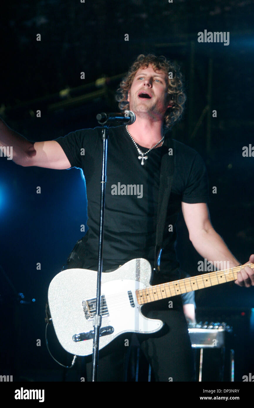 Dierks bentley performing hi-res stock photography and images - Alamy