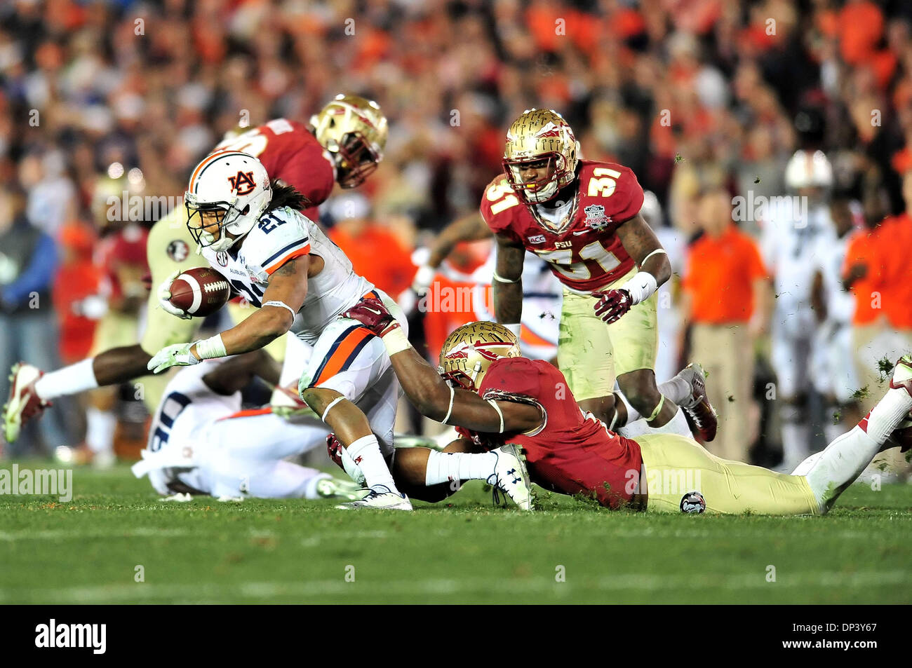 Linebacker christian jones hi-res stock photography and images - Alamy