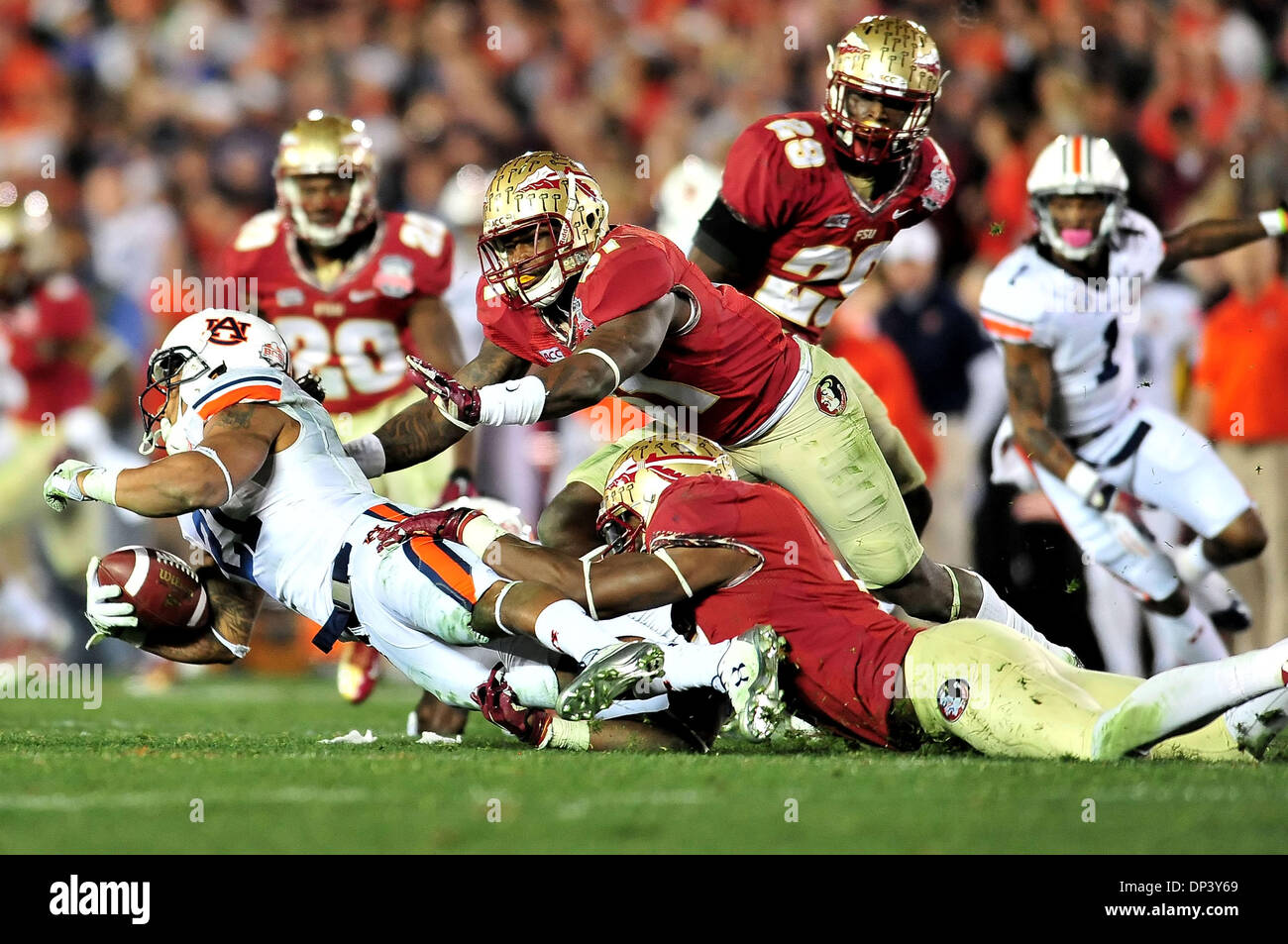 Linebacker christian jones hi-res stock photography and images - Alamy