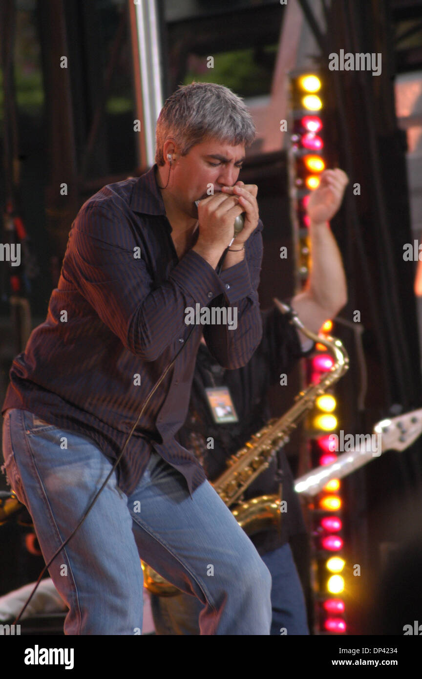 Jul 21, 2006; New York, NY, USA; TAYLOR HICKS performing live on 'Good ...