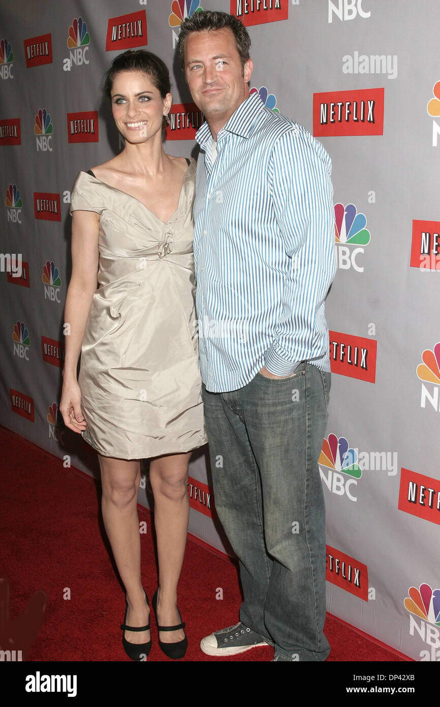 Amanda peet matthew perry hi-res stock photography and images - Alamy