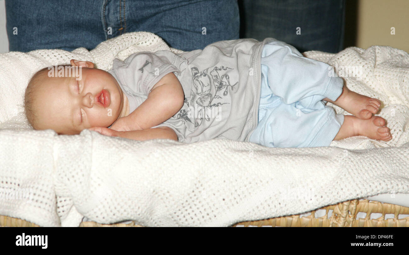 Shiloh jolie pitt baby hi-res stock photography and images - Alamy