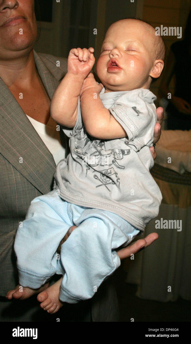 Shiloh jolie pitt baby hi-res stock photography and images - Alamy