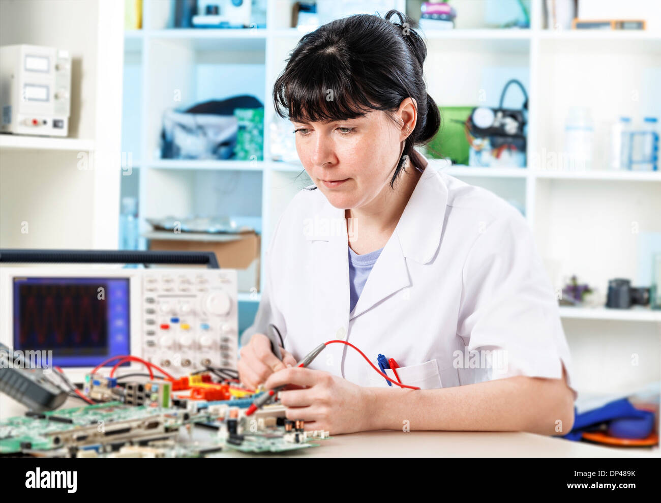 Electronics women hi-res stock photography and images - Alamy