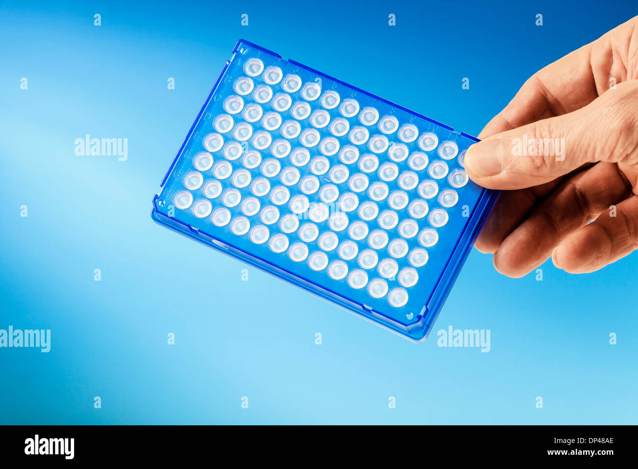 Microtitre plate hi-res stock photography and images - Alamy