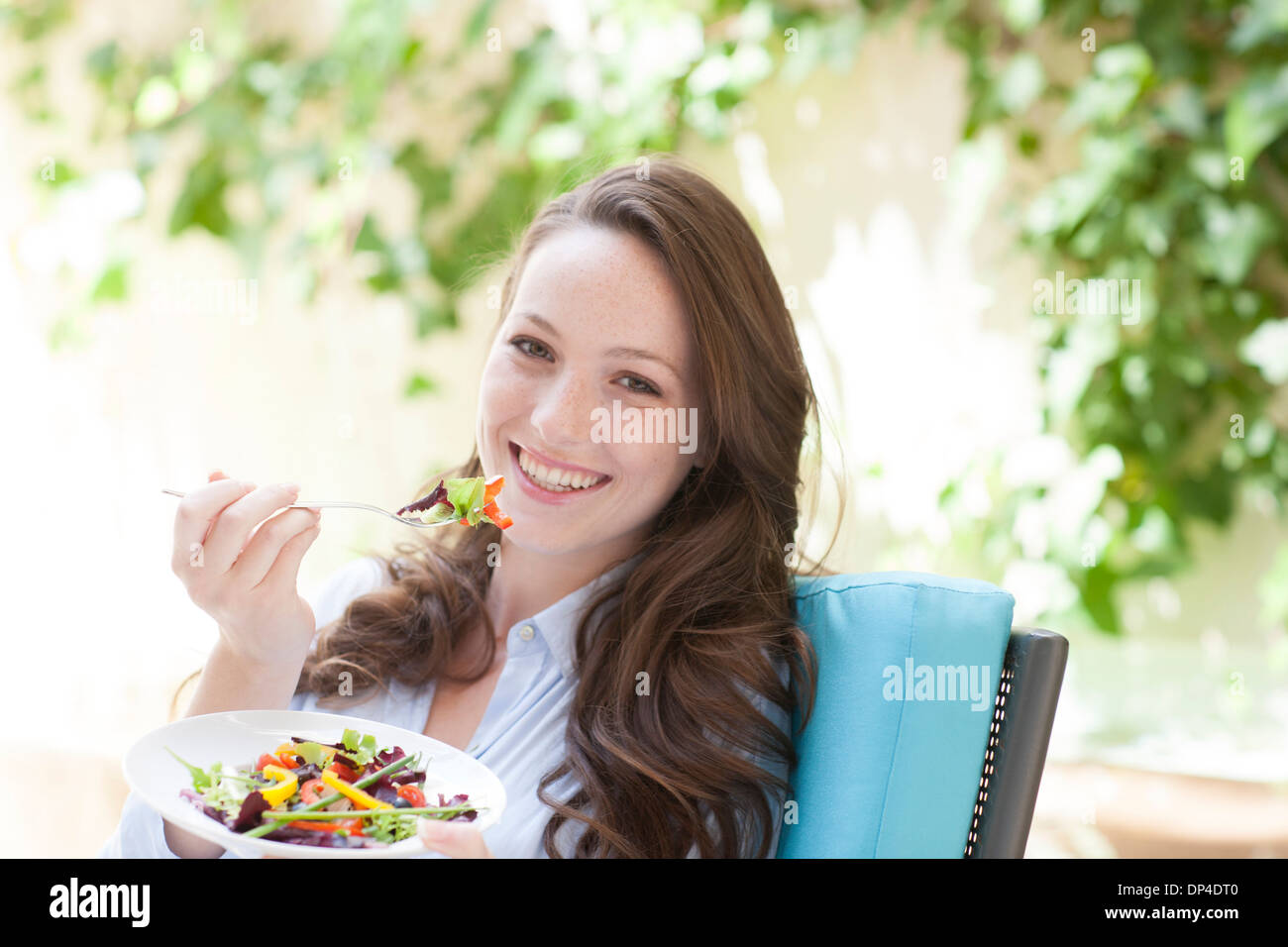 Young women eating outdoors hi-res stock photography and images - Alamy
