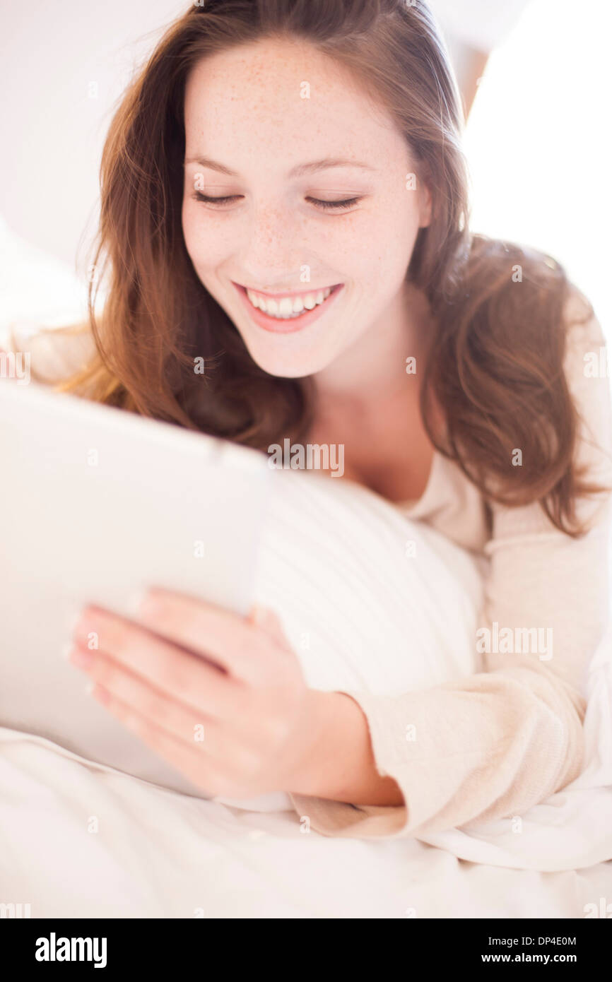 Computer young woman hi-res stock photography and images - Alamy