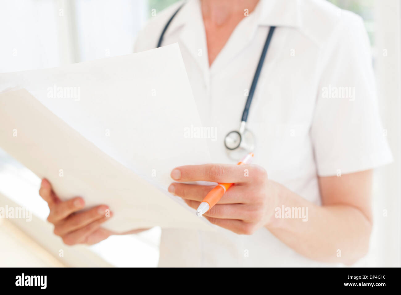 Nurse paperwork one person hi-res stock photography and images - Alamy