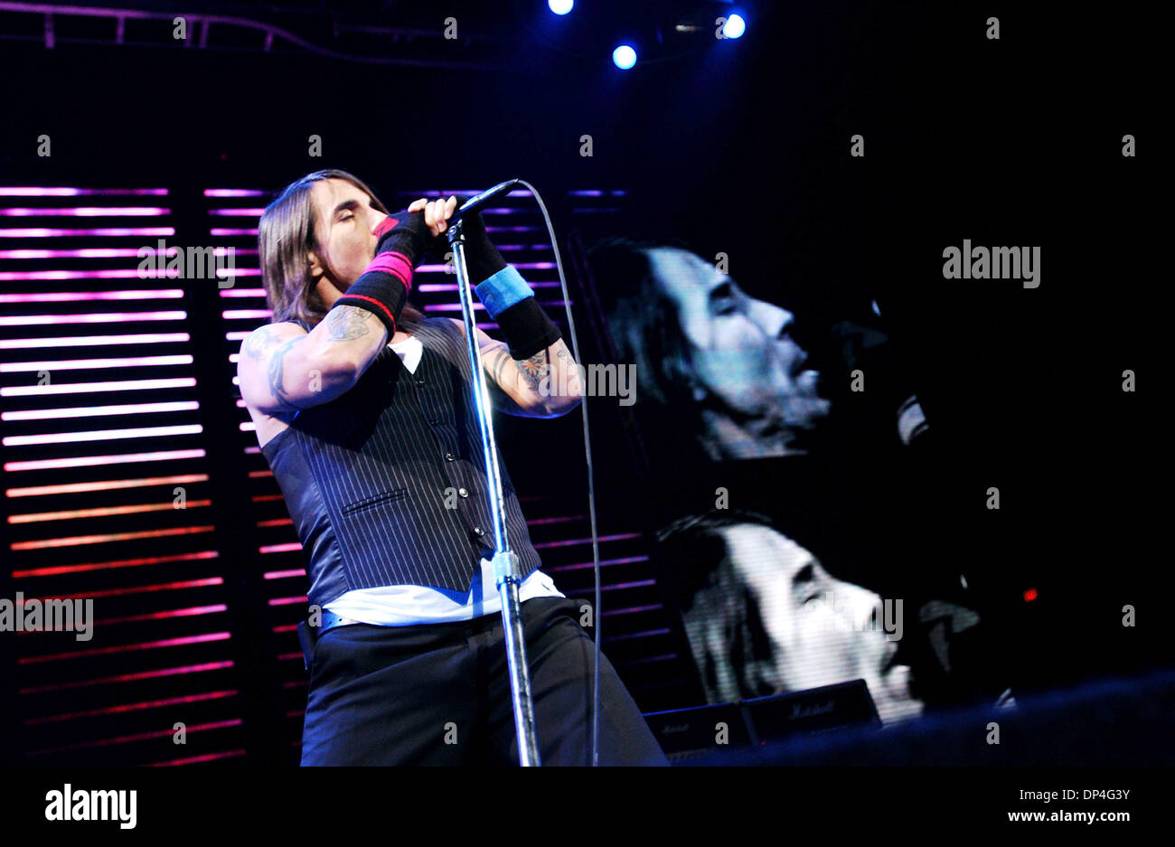 The red hot chili peppers lead singer hi-res stock photography and ...
