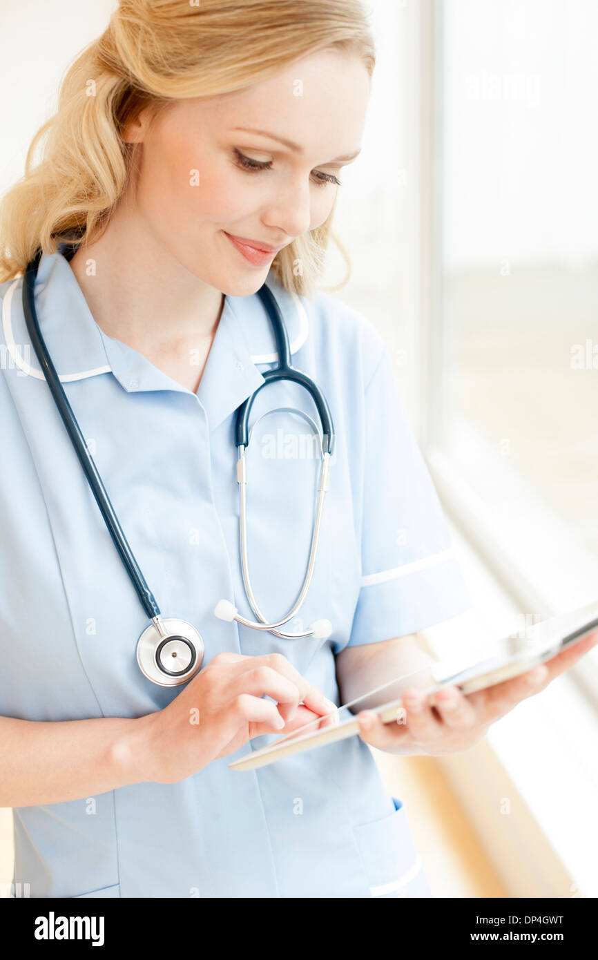 Nurse using a tablet computer Stock Photo - Alamy