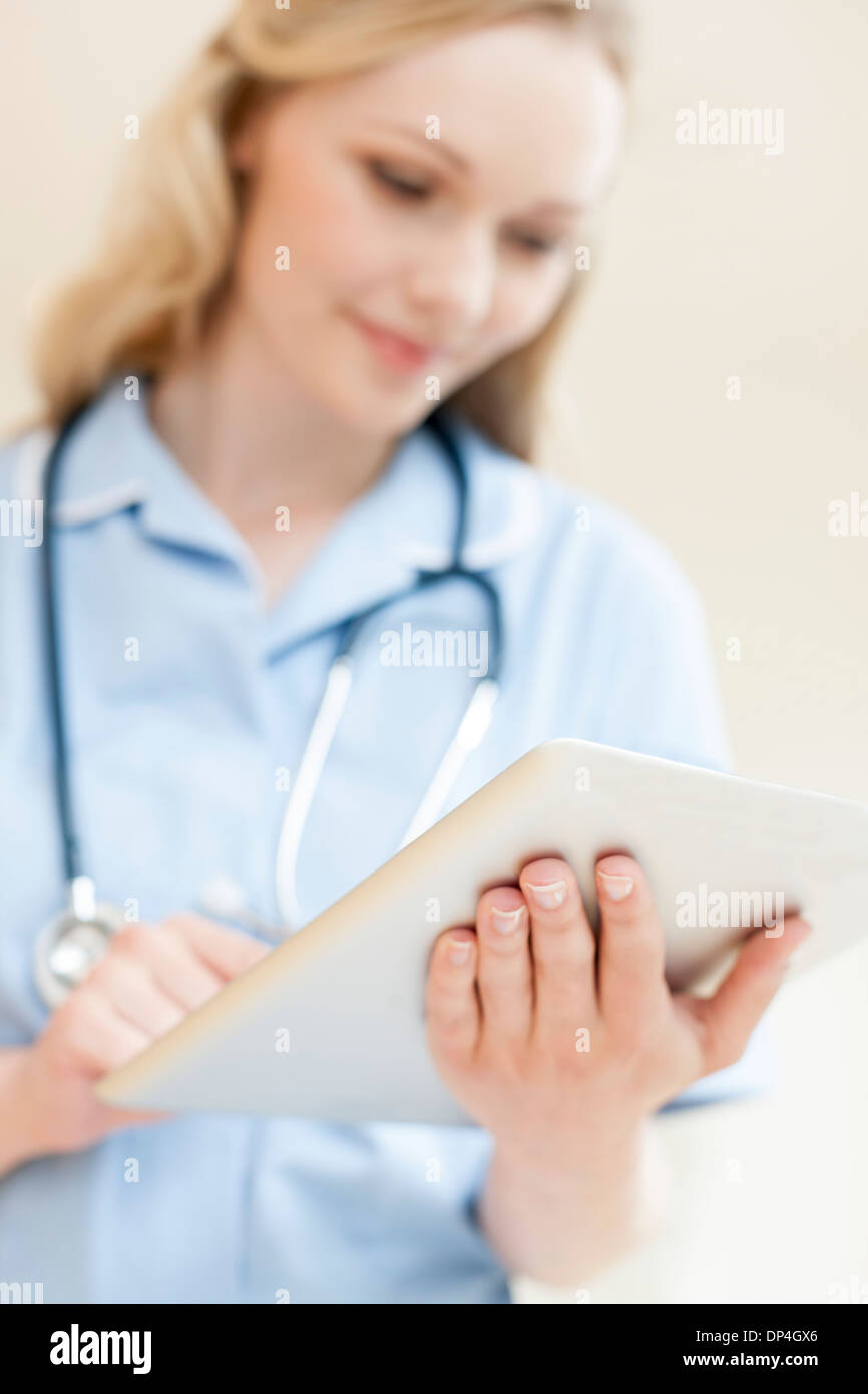 Young nurse on computer hi-res stock photography and images - Alamy