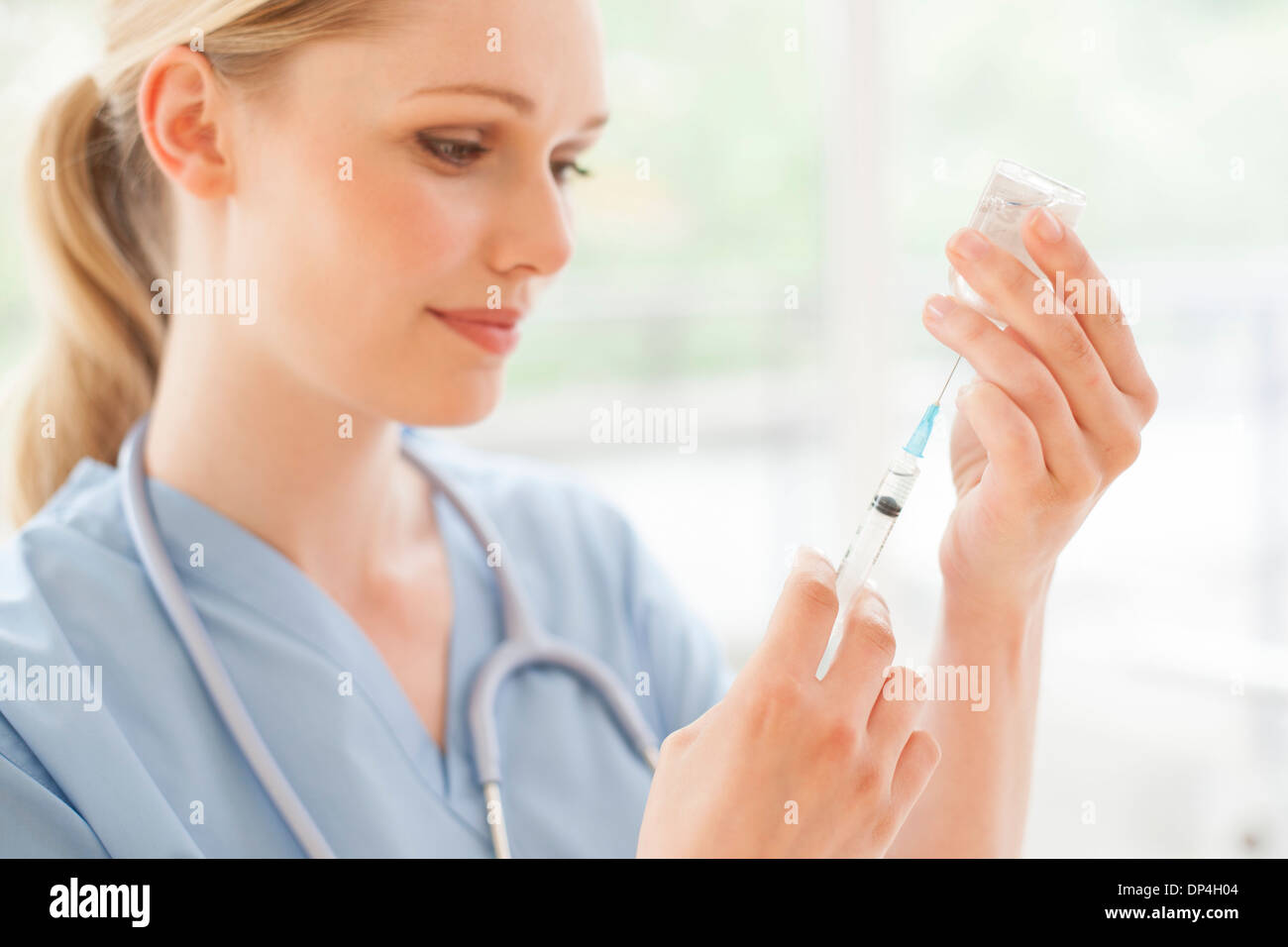 Doctor preparing injection Stock Photo - Alamy