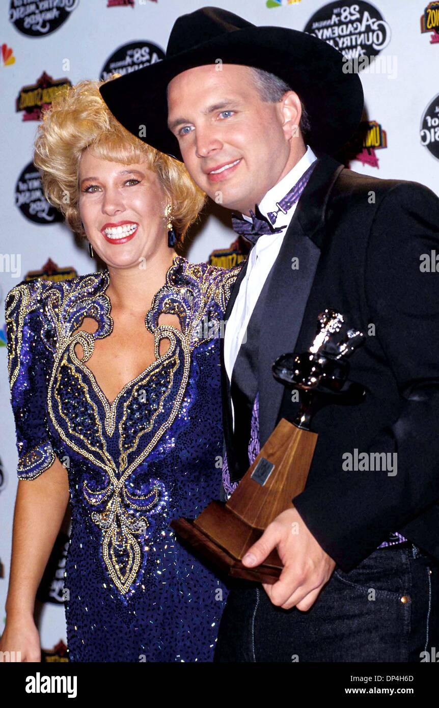 Garth brooks 1993 hi-res stock photography and images - Alamy