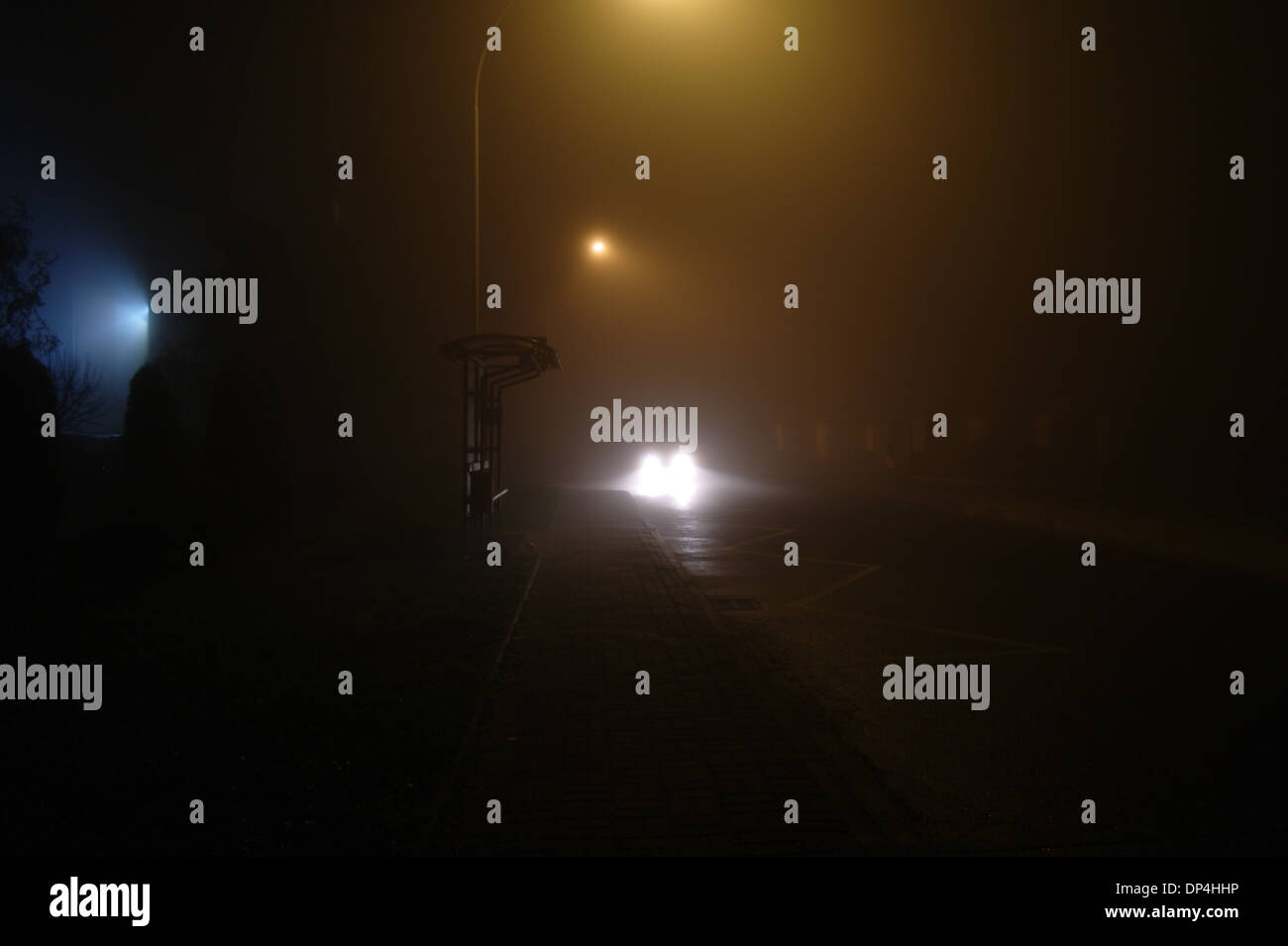 Foggy street lights hi-res stock photography and images - Alamy