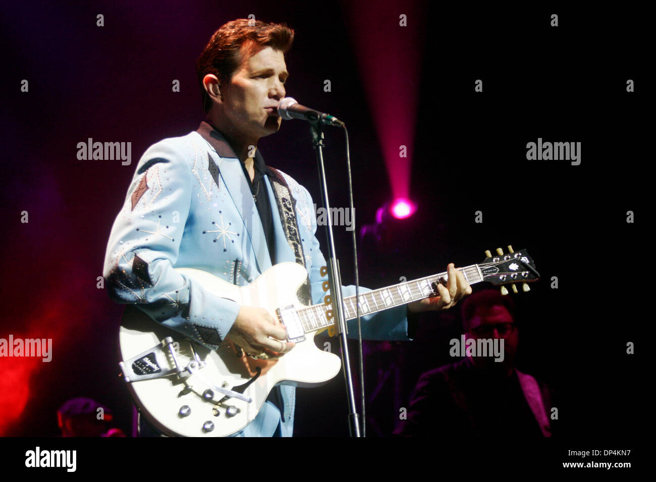 Singer chris isaak hi-res stock photography and images - Alamy