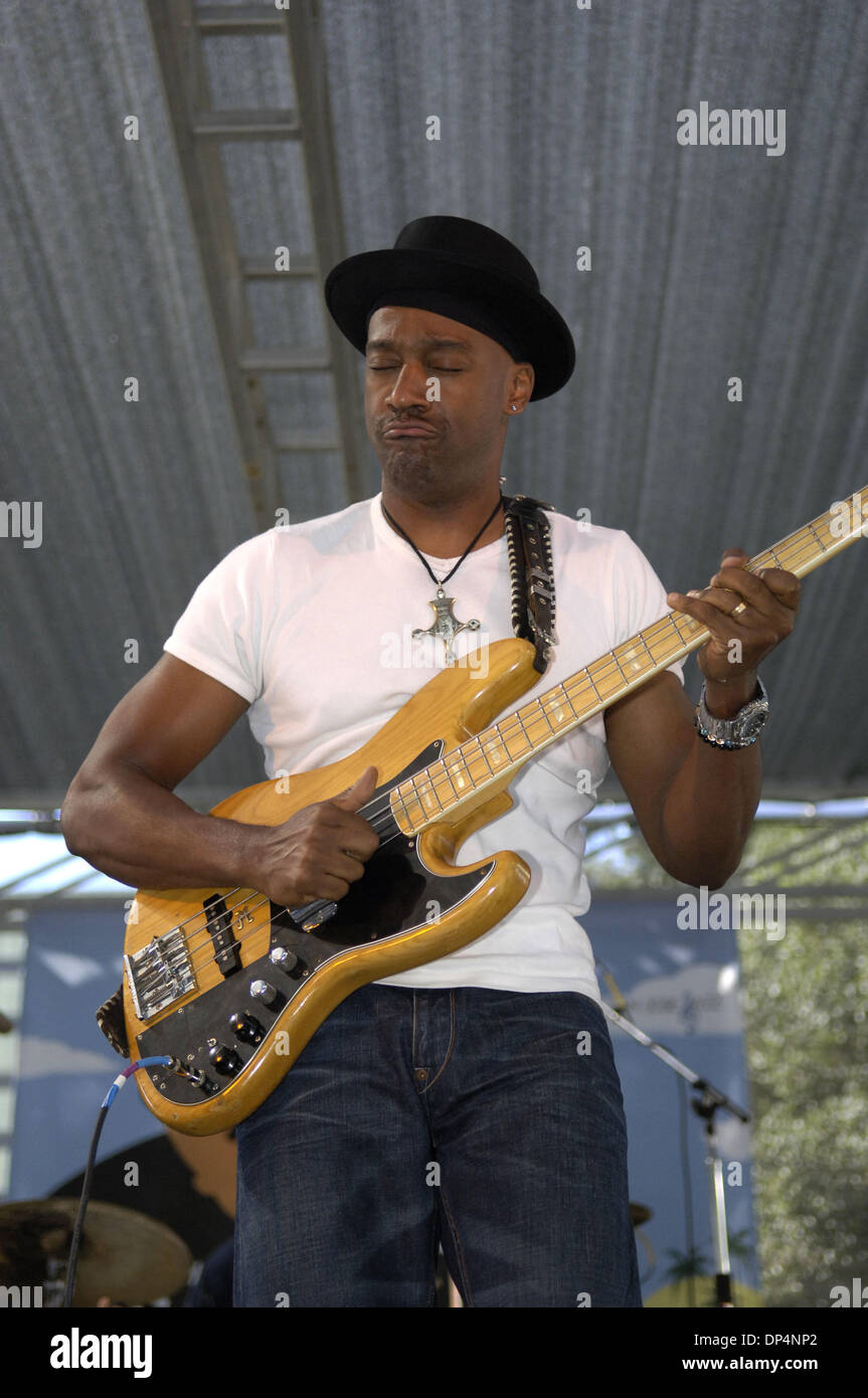 Marcus miller bassist hi-res stock photography and images - Alamy
