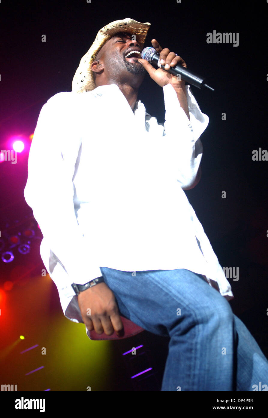 Aug 20, 2006; Raleigh, NC, USA; Singer DARIUS RUCKER with the band ...