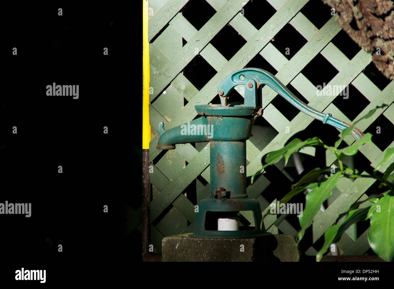 An old fashioned green water pump hi-res stock photography and images ...