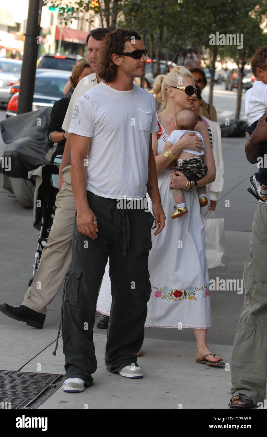 Gavin rossdale and kingston james mcgregor rossdale hi-res stock ...