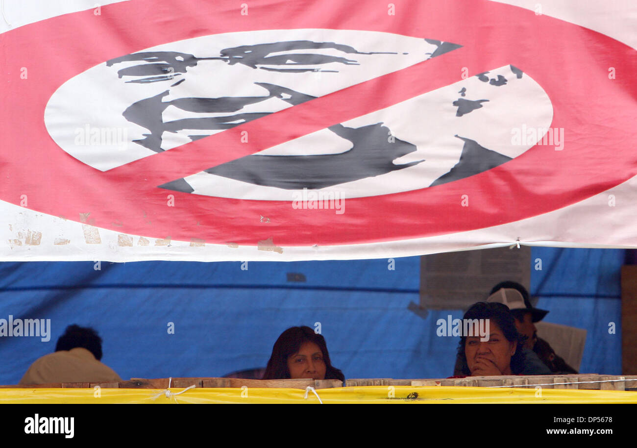 Mandatory action sign hi-res stock photography and images - Alamy