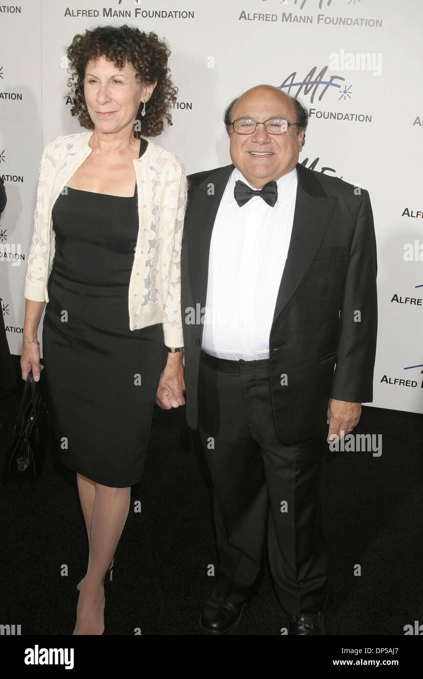 Actor danny devito wife rhea hi-res stock photography and images - Alamy