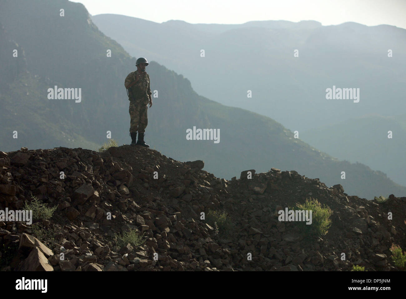 Sep 16, 2006; Dhamar, YEMEN; Military guard the roads between Sana'a ...