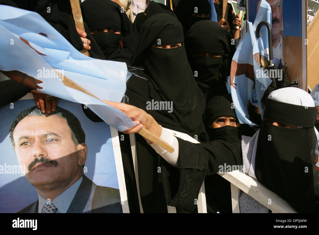 Sep 16, 2006; Dhamar, YEMEN; Many women and young girls arrived to ...