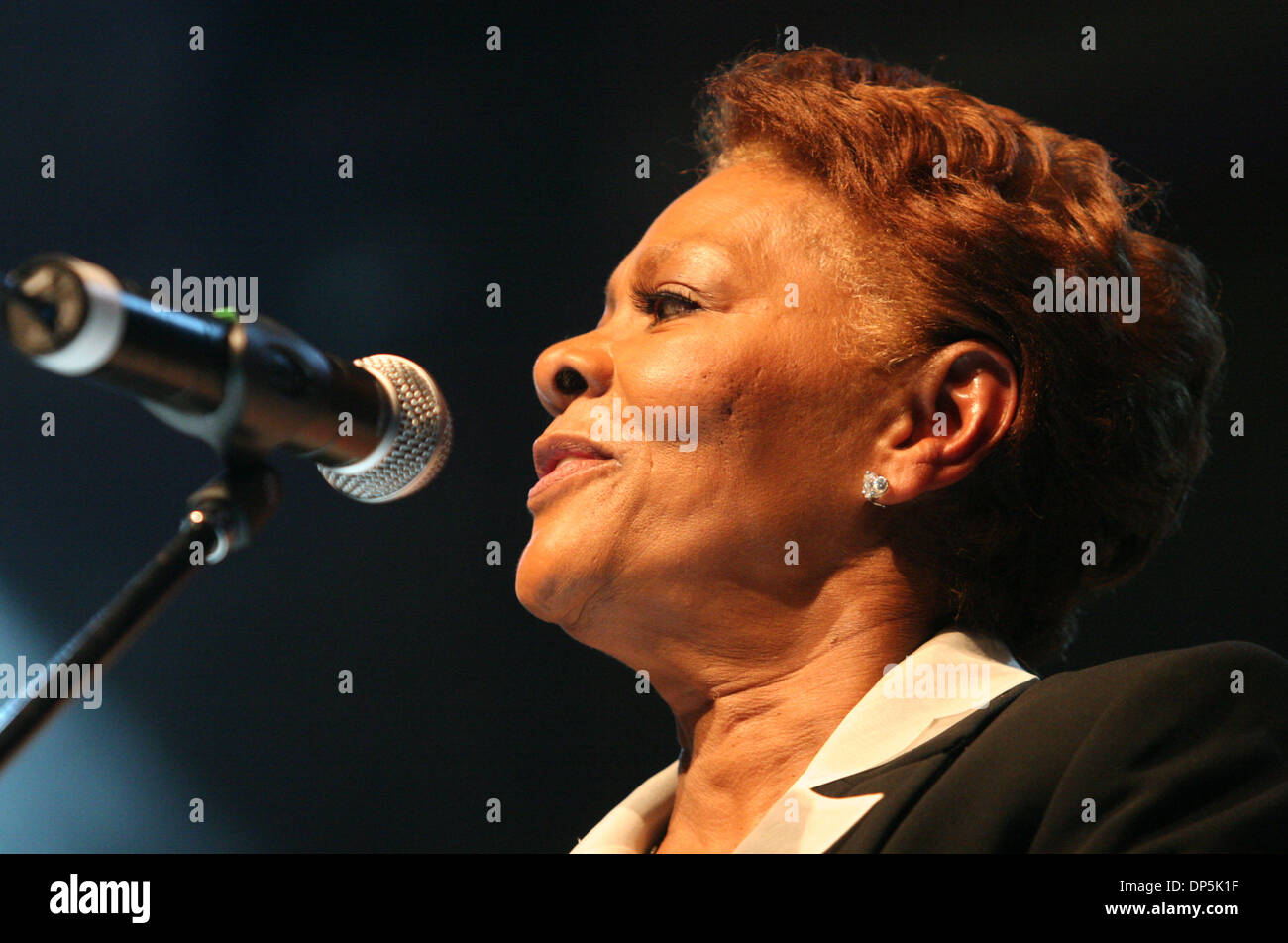 Sep 17, 2006; Temecula, California, USA; DIONNE WARWICK accepts The ...