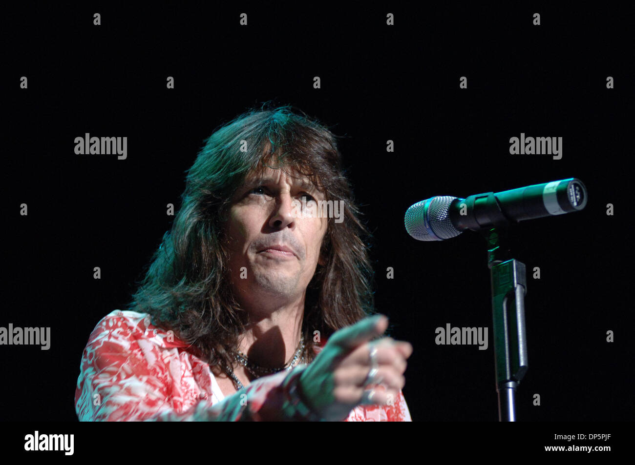 Foreigner 70s rock live virgibnia beach hi-res stock photography and ...