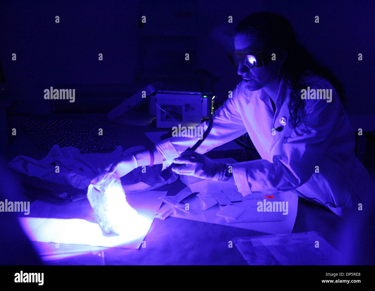 Forensic scientist usa hi-res stock photography and images - Alamy