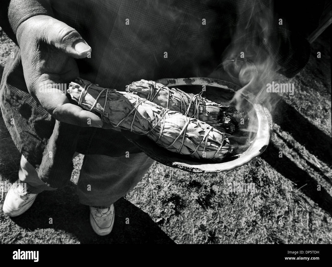 Indigenous smudging hi-res stock photography and images - Alamy