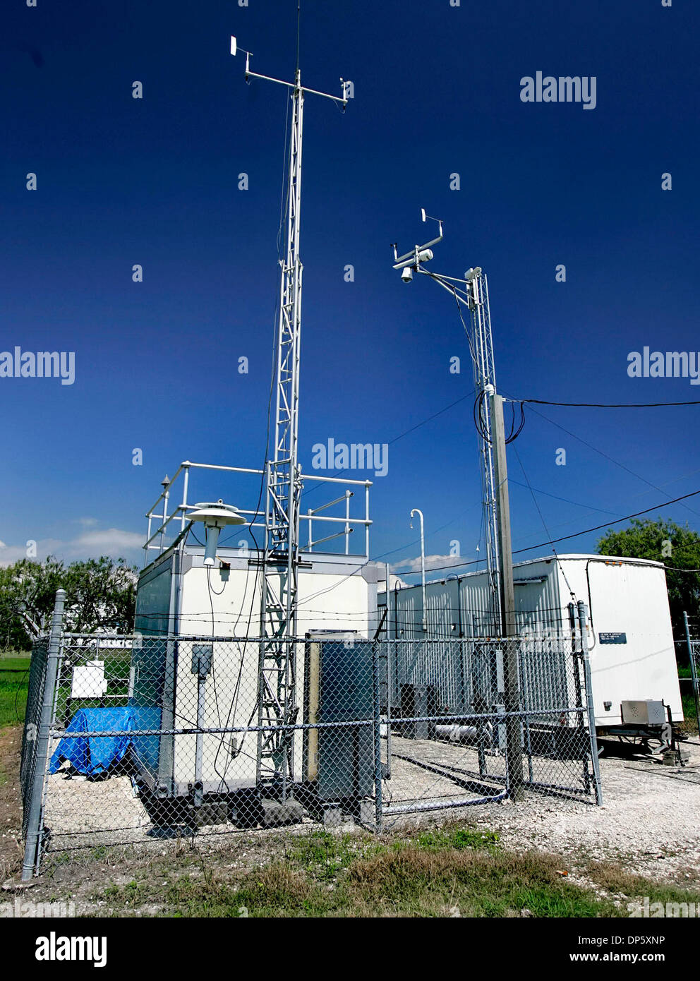 News industry refinery hi-res stock photography and images - Alamy