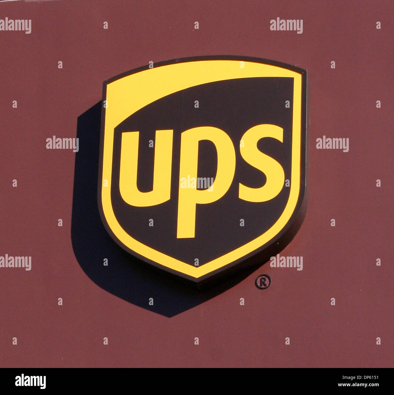 Ups delivering package hi-res stock photography and images - Alamy
