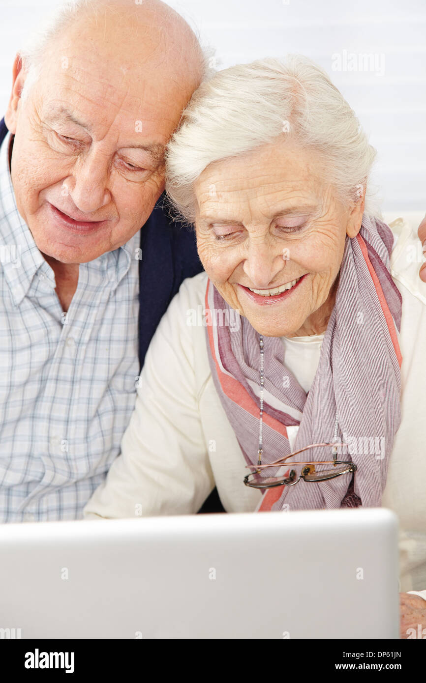 Computer communication hi-res stock photography and images - Alamy