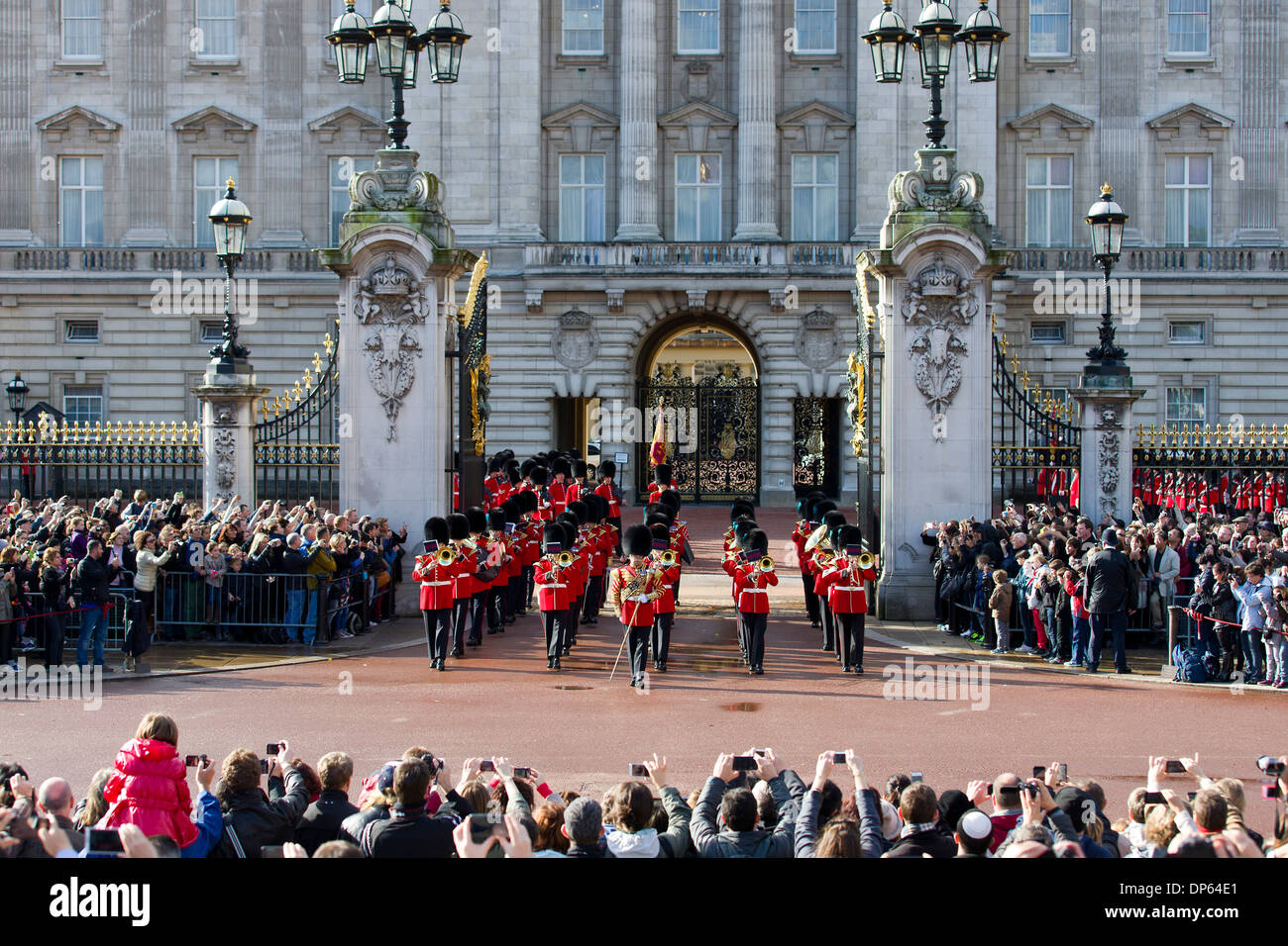 Buckingham palace royal crowds hi-res stock photography and images - Alamy