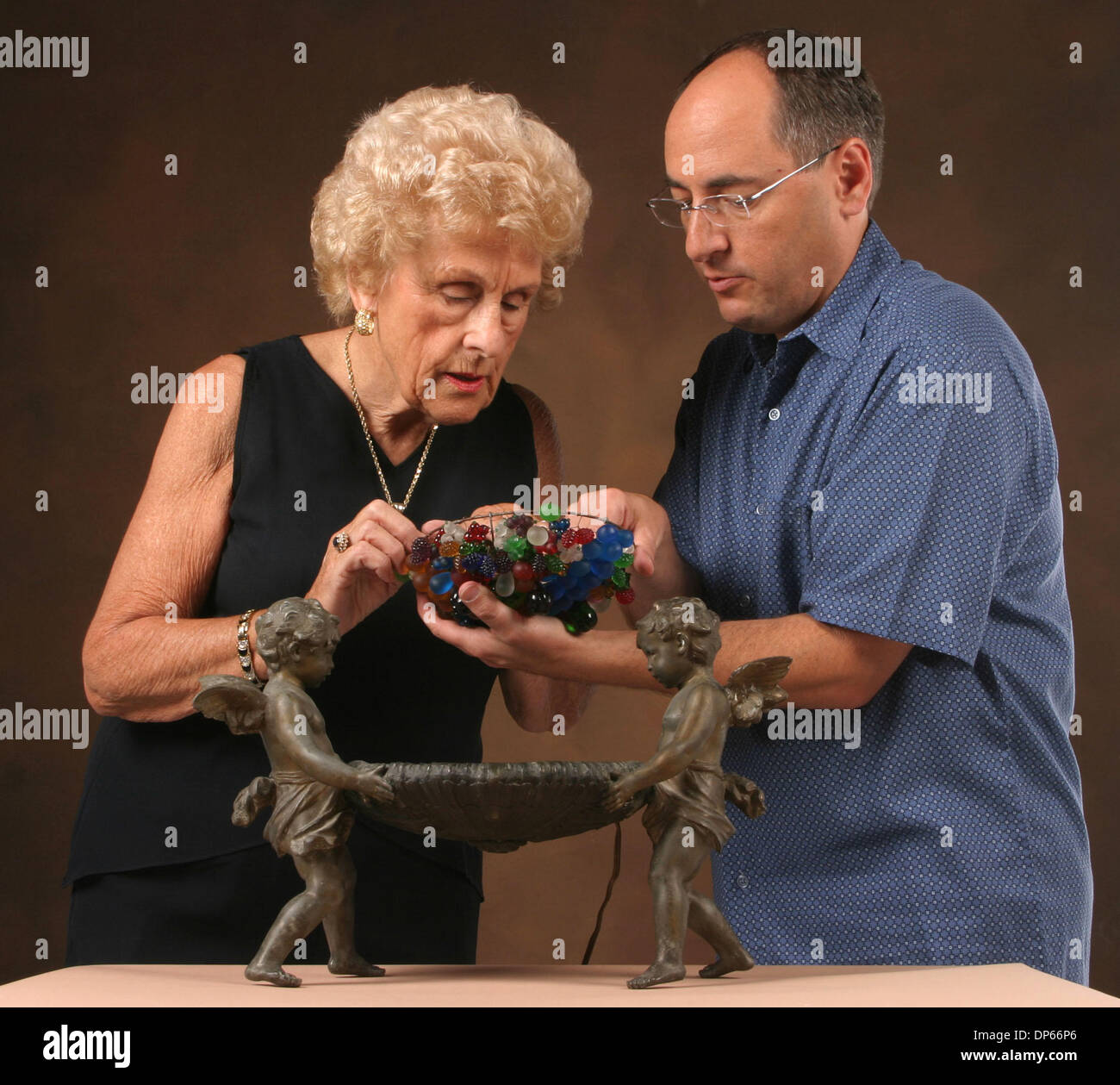 Antiques appraisal hi-res stock photography and images - Alamy