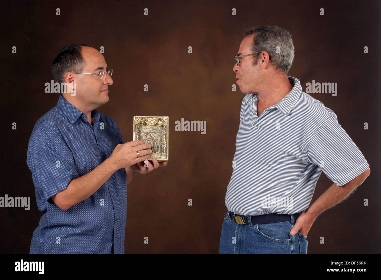 Antiques appraisal hi-res stock photography and images - Alamy