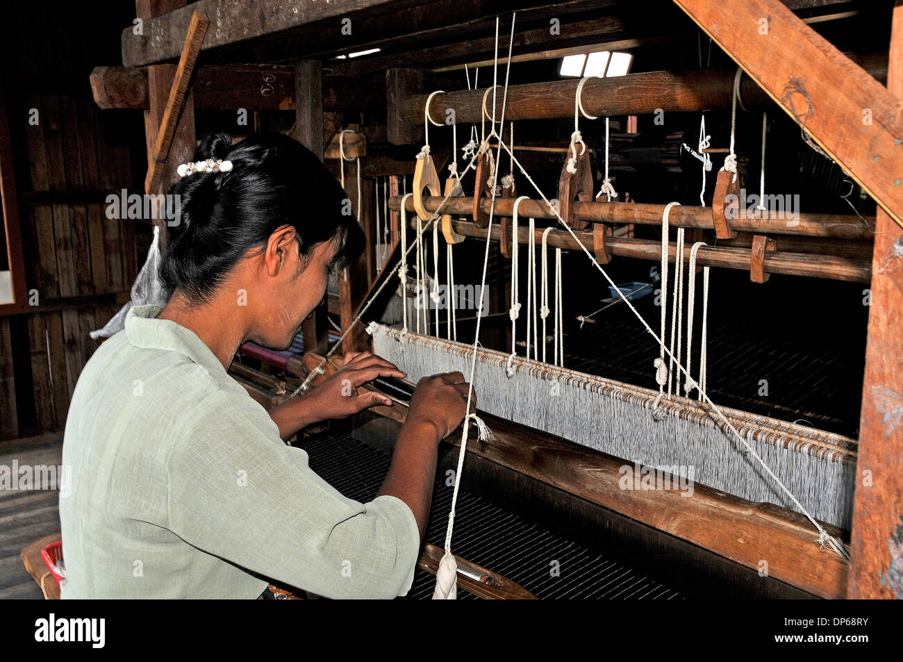 Rural woman weaving hi-res stock photography and images - Alamy