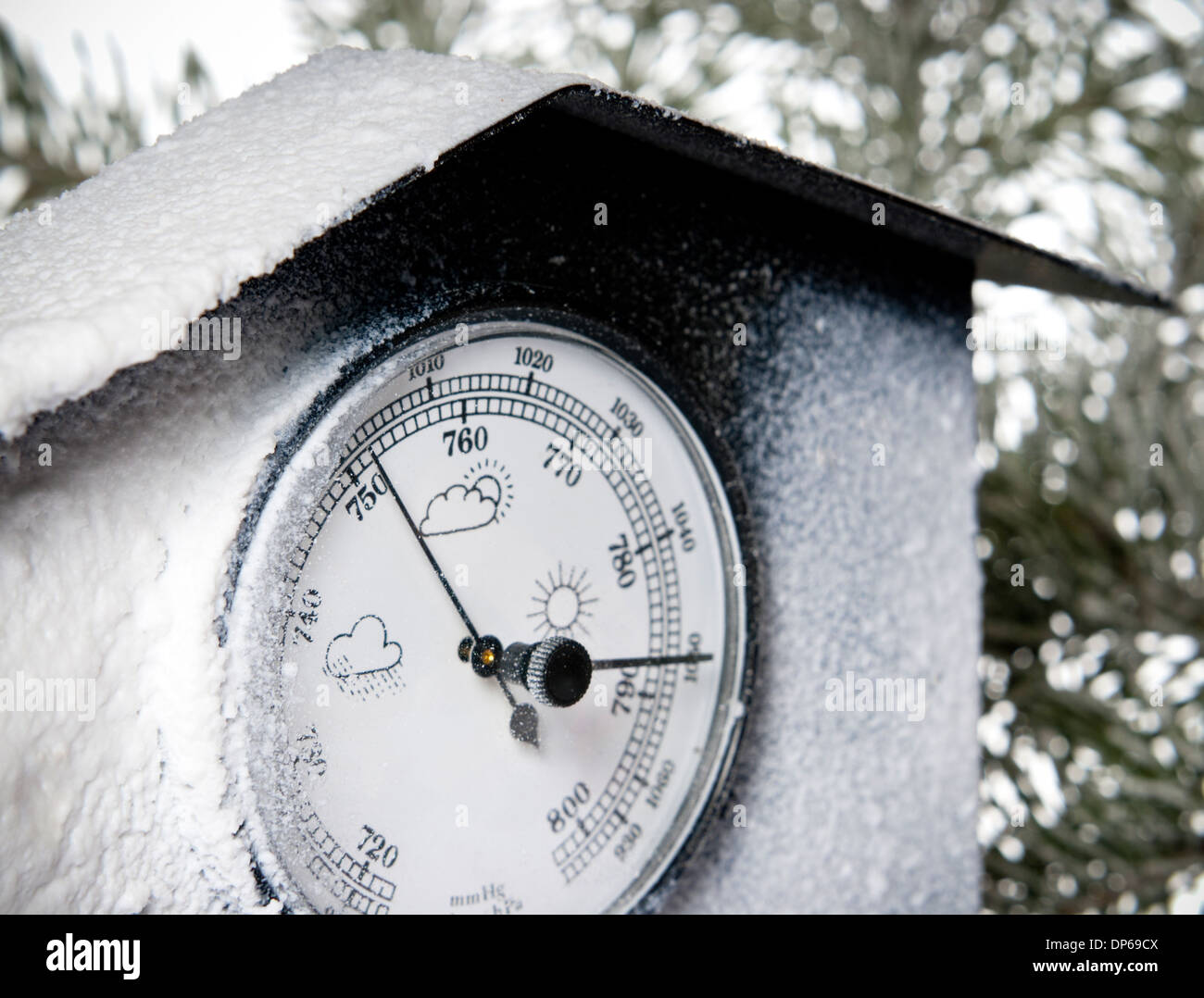 Face of a barometer hi-res stock photography and images - Alamy