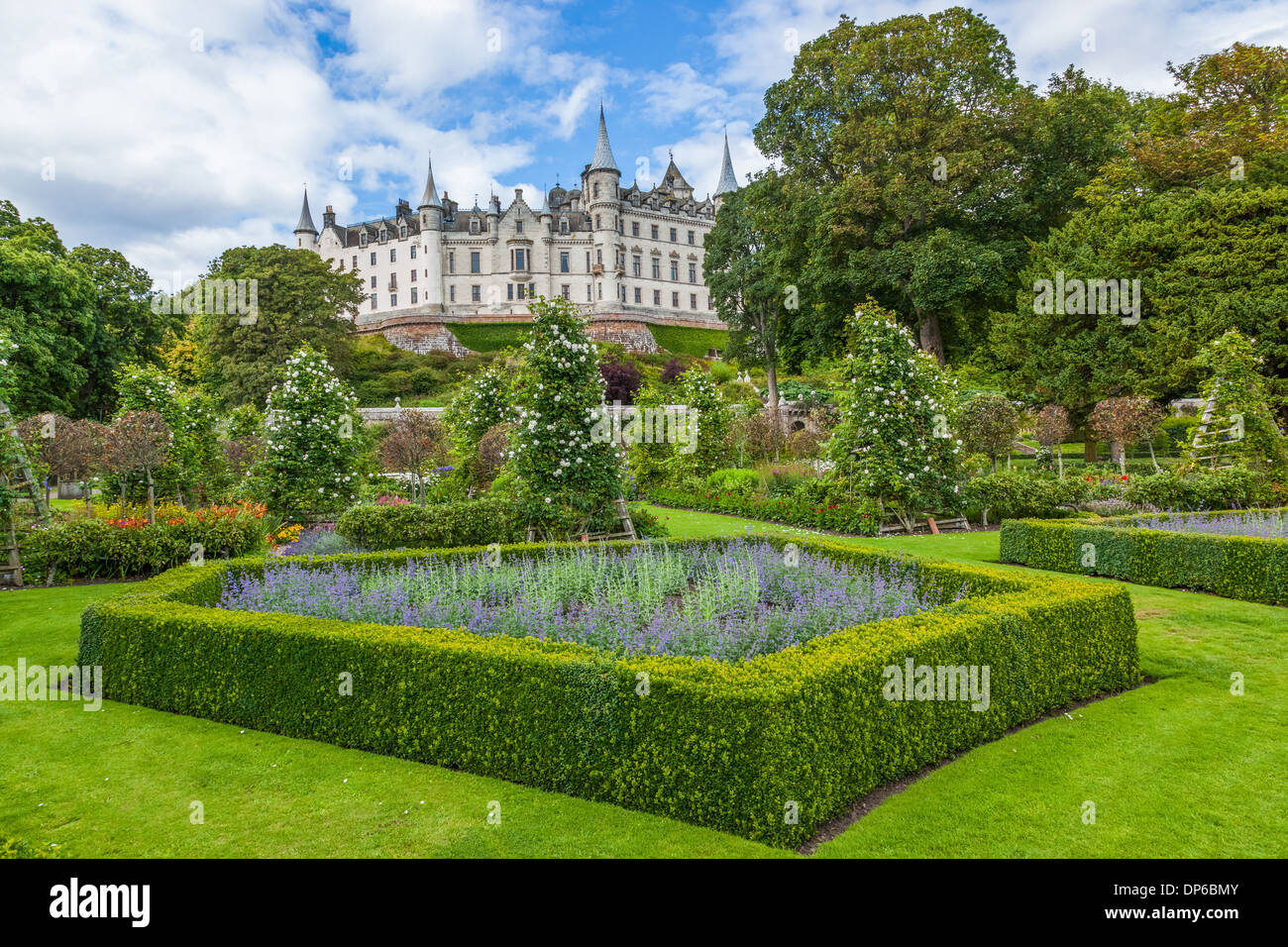 Daylight view of Dunrobin Castle and it's gardens. Scottish Highlands ...
