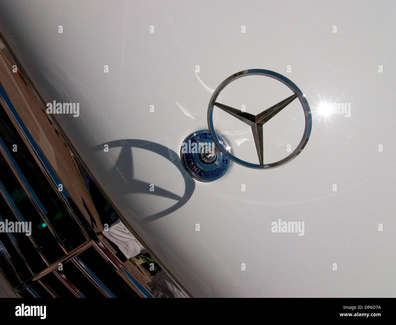 Daimler badge hi-res stock photography and images - Alamy