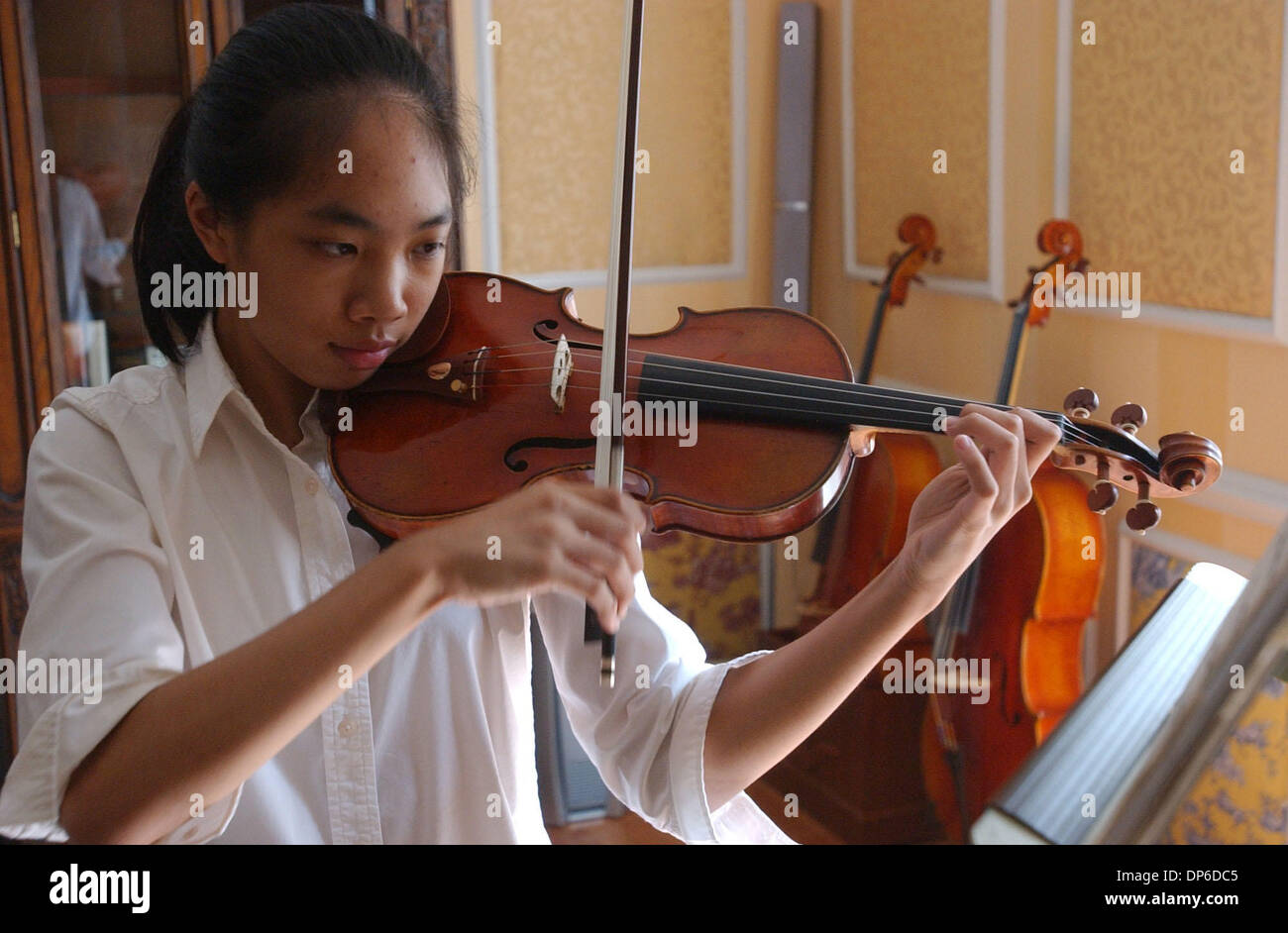 Competition violinist hi-res stock photography and images - Alamy