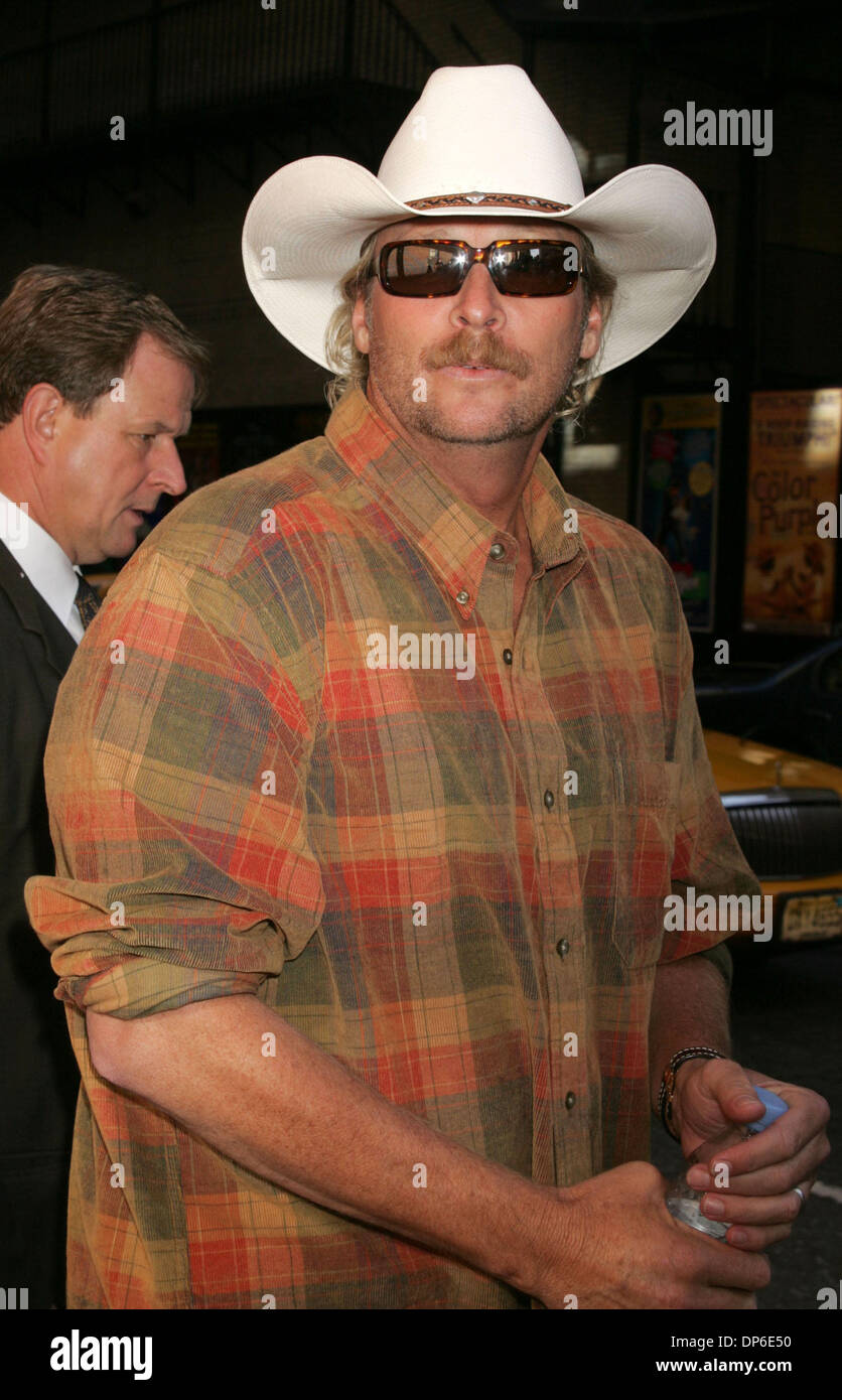 Oct 12, 2006; New York, NY, USA; Country singer ALAN JACKSON poses for ...