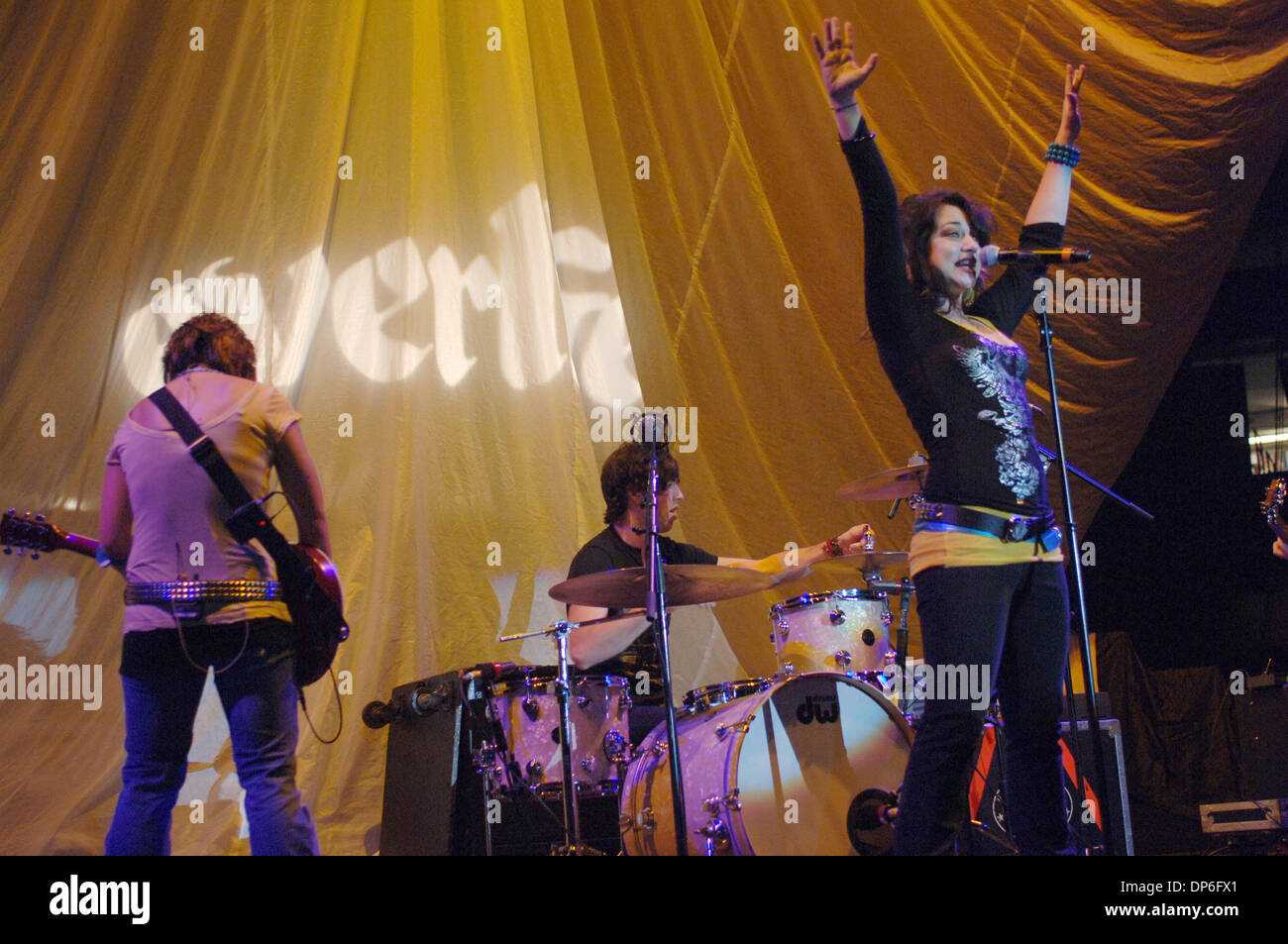 Oct 15, 2006; Norfolk, VA, USA; Band EVERLIFE gets the crowd going ...