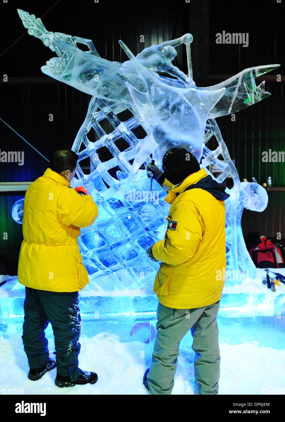 Ice sculpting china hi-res stock photography and images - Alamy