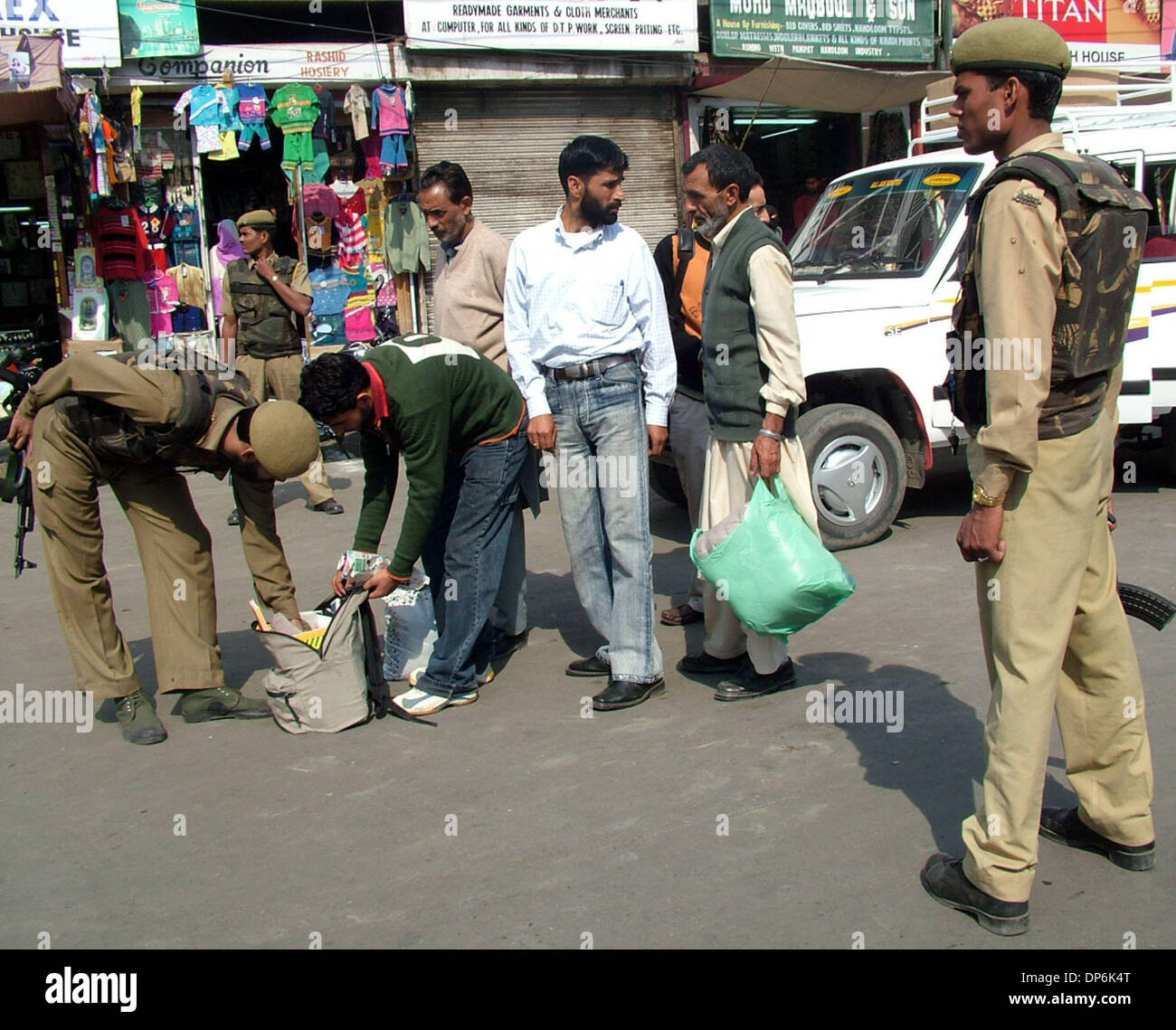 Security frisk hi-res stock photography and images - Alamy